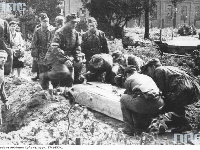 Tak upadało Powstanie Warszawskie. ZDJĘCIA z roku 1944 - Zdjęcie 17 - Galeria zdjęć - - Dziennik.pl